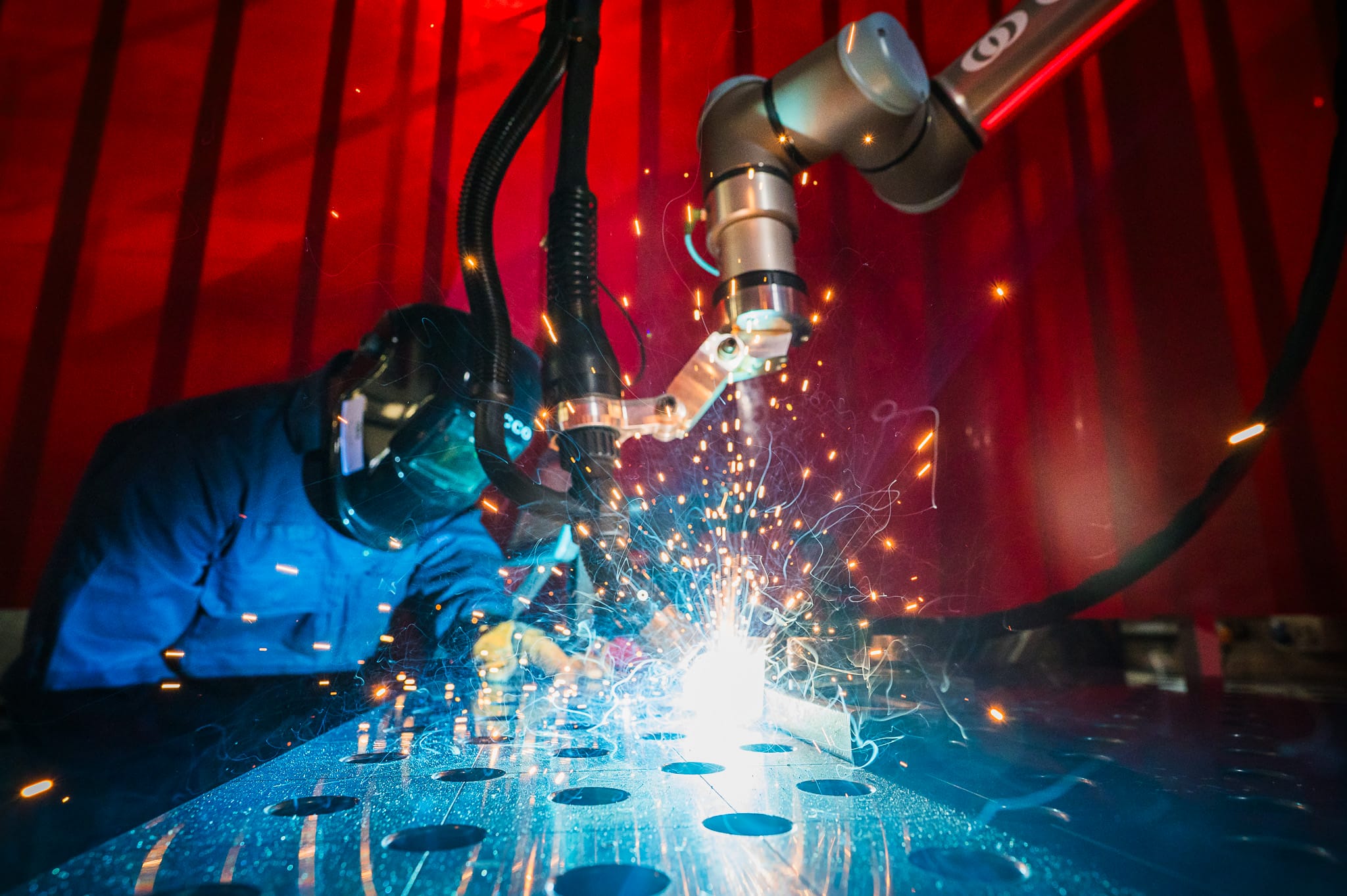 Cobot Welding vs Manual Welding - ESCCO